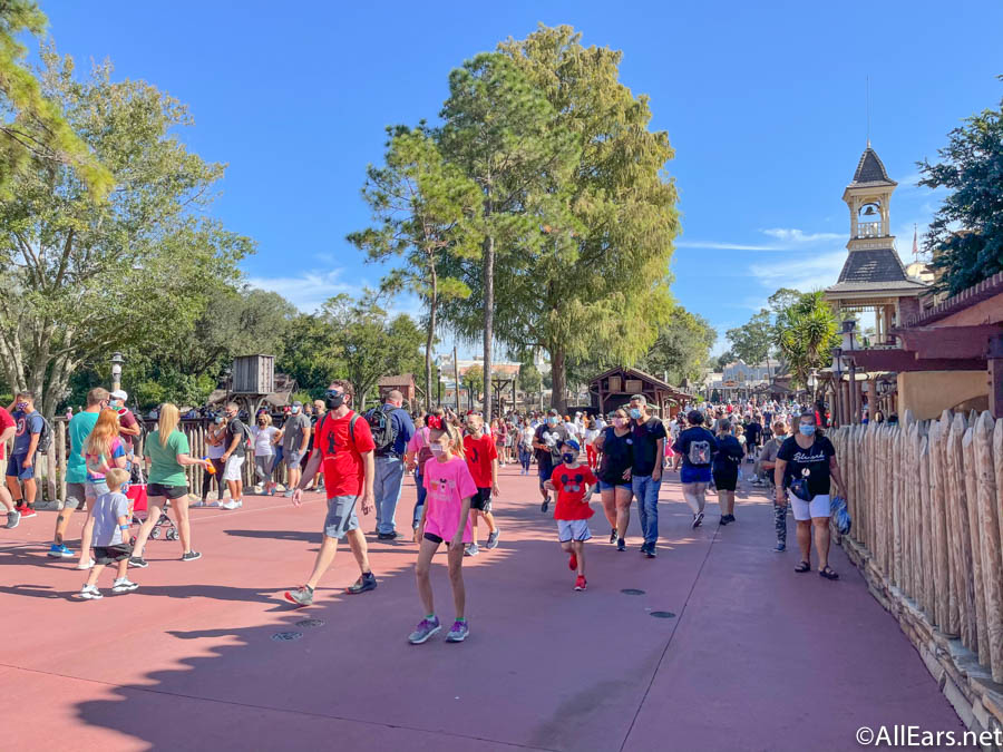 PHOTOS and VIDEOS: Check Out the Holiday CROWDS Today in Disney World ...