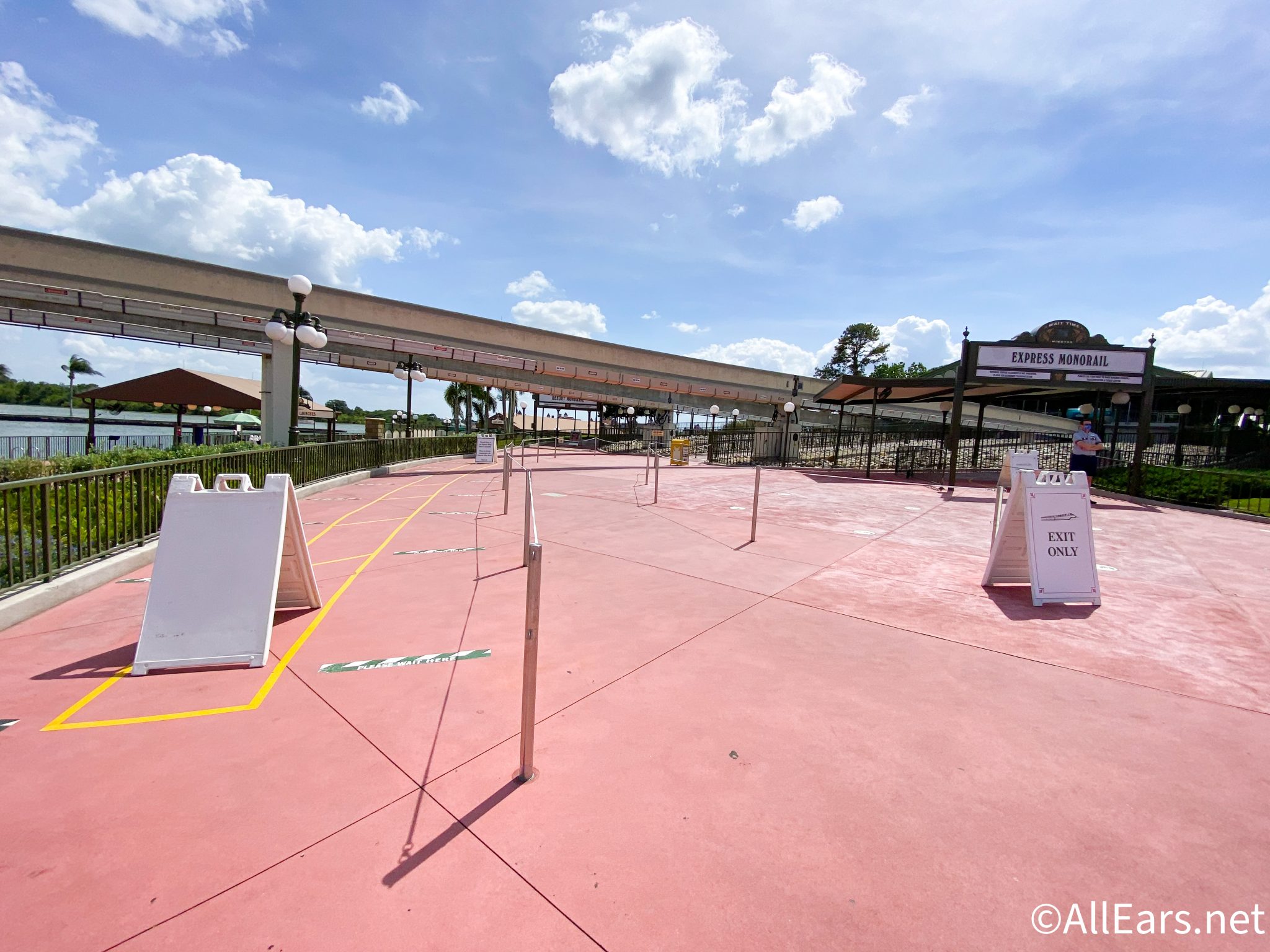PHOTOS: Monorail Down With Construction Crews on Scene in Disney World ...