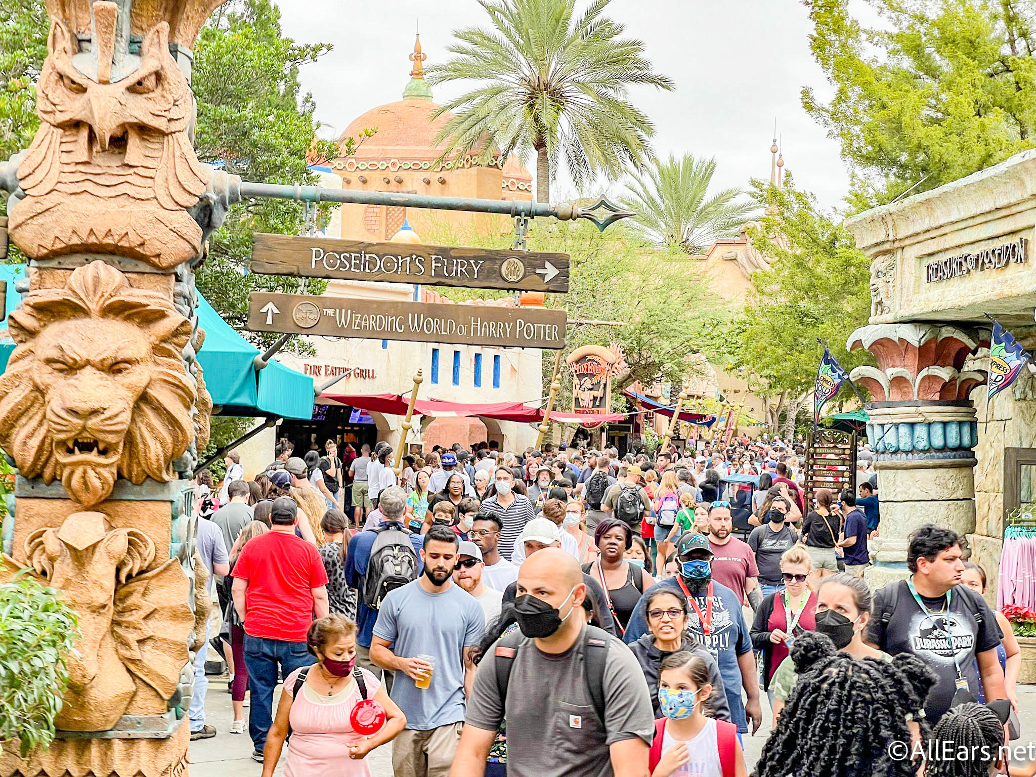 PHOTOS & VIDEOS: Here's What Holiday Crowds Are Like at Universal ...