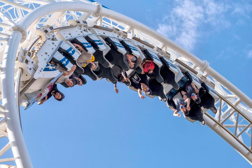 Why Six Flags Lost a LOT of Money While Other Theme Parks Are Thriving ...