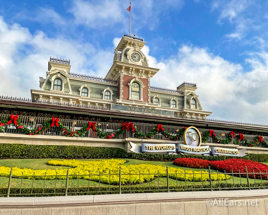 2022 wdw mk holiday christmas decorations main street train station ...