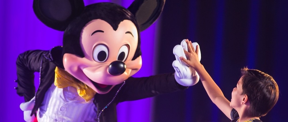 Disney-on-ice-Mickey-Meet-And-Greet-High-Five - AllEars.Net