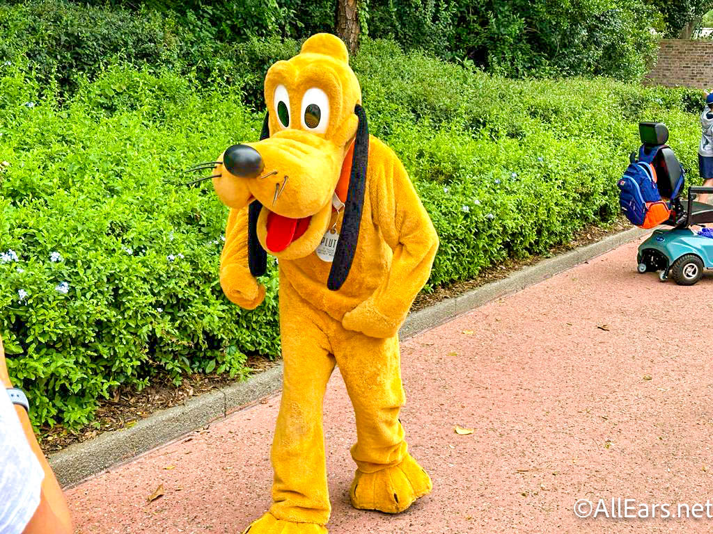 We Found Some RARE Characters in EPCOT's United Kingdom Pavilion ...