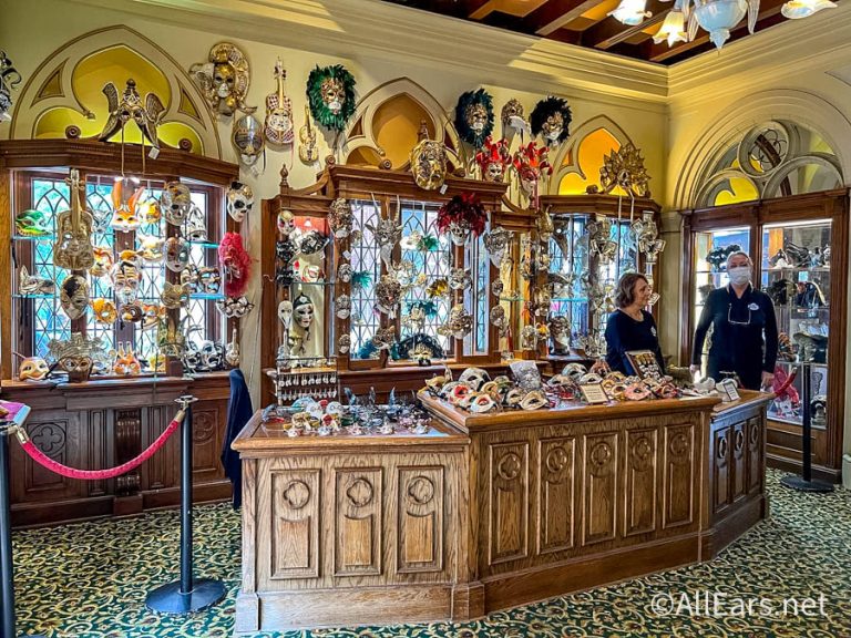 WDW EPCOT La Gemma Elegante Venetian Mask-01 - AllEars.Net
