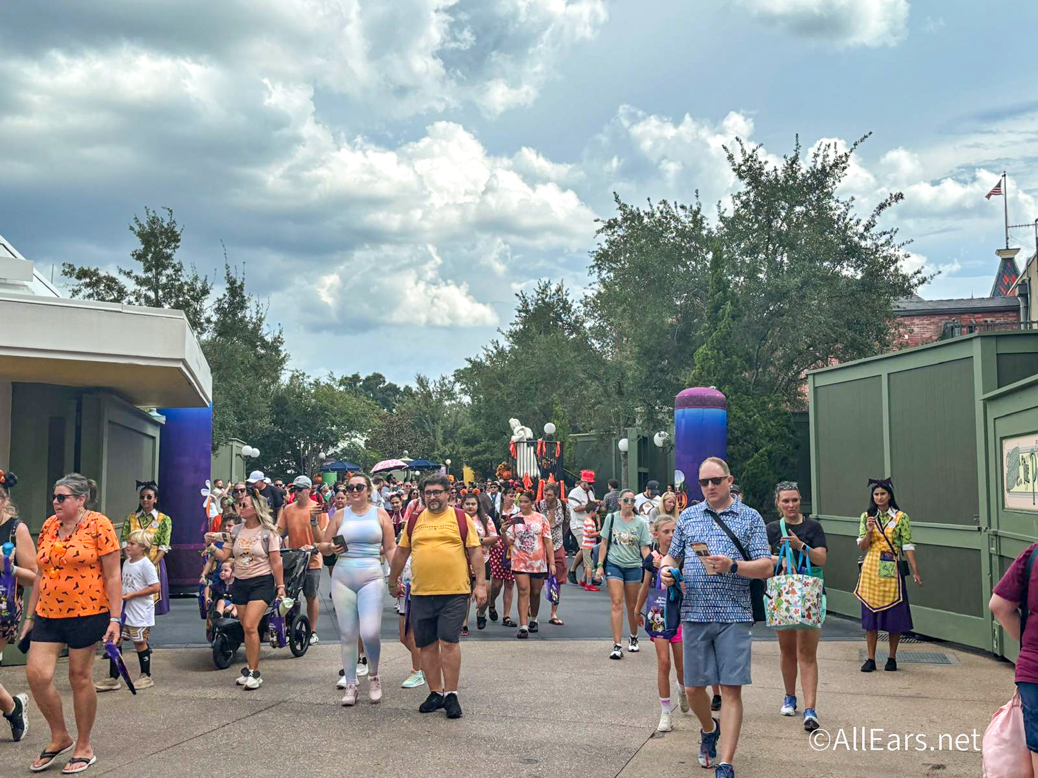What Are the Crowds Like During a SOLD-OUT Mickey's Not-So-Scary ...