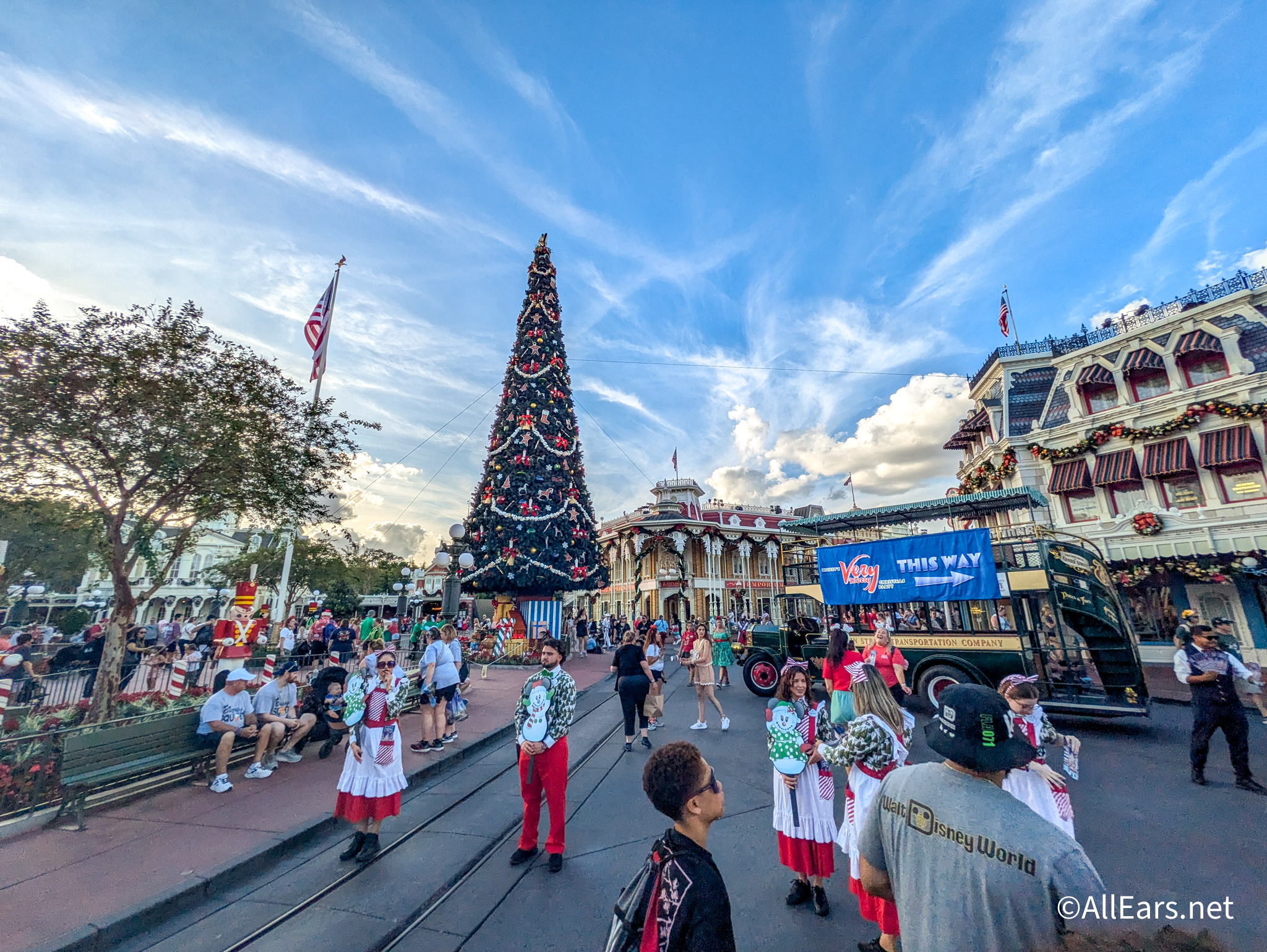 See the Crowd Trends at a SOLD OUT Mickey's Very Merry Christmas Party ...