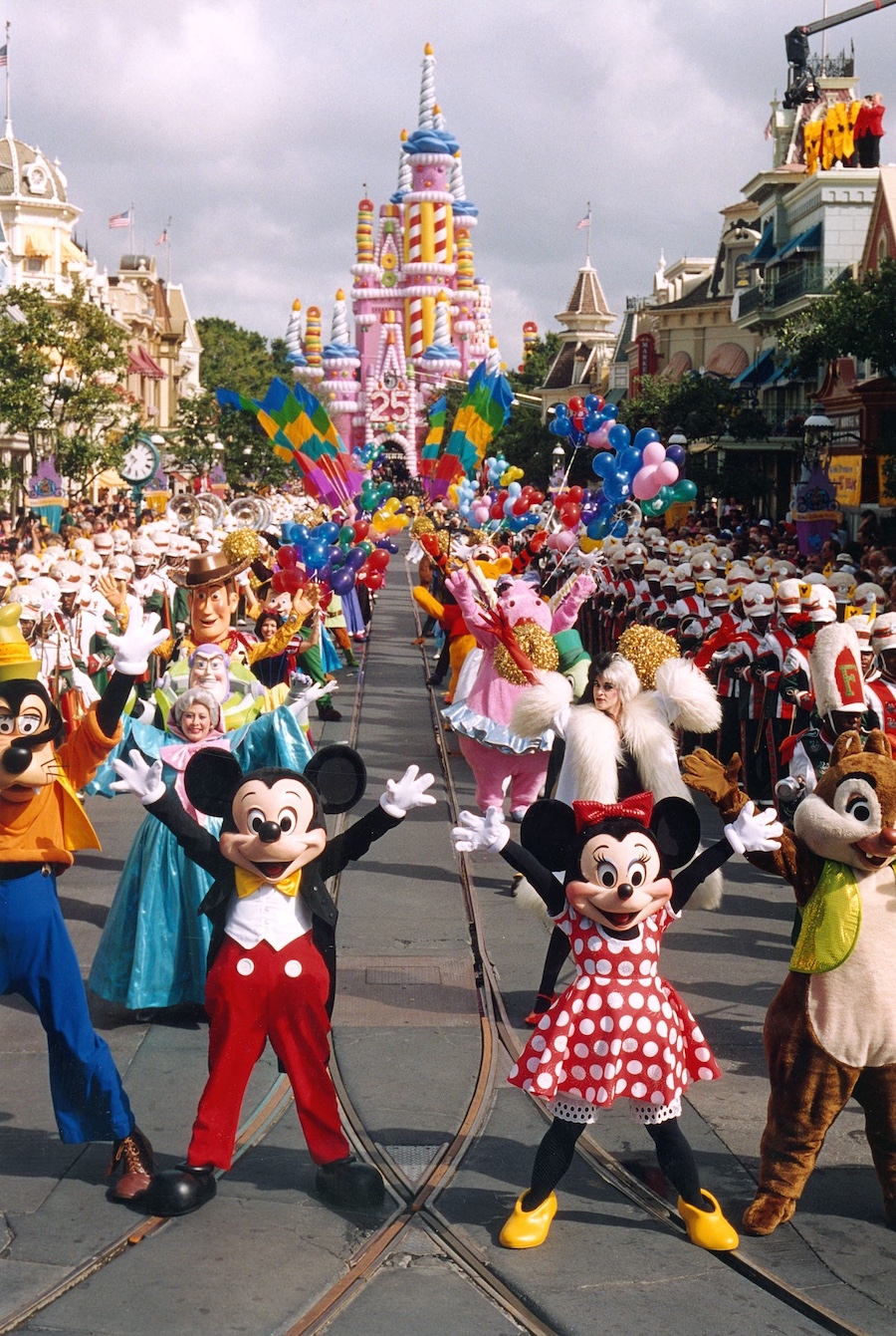I Can't Be the ONLY Disney Adult Who Remembers This BIZARRE Parade from ...