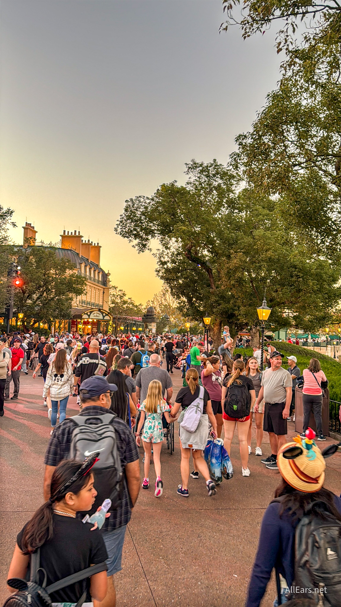 Check Out the CROWDS On One of the Busiest Days of the Year in Disney ...