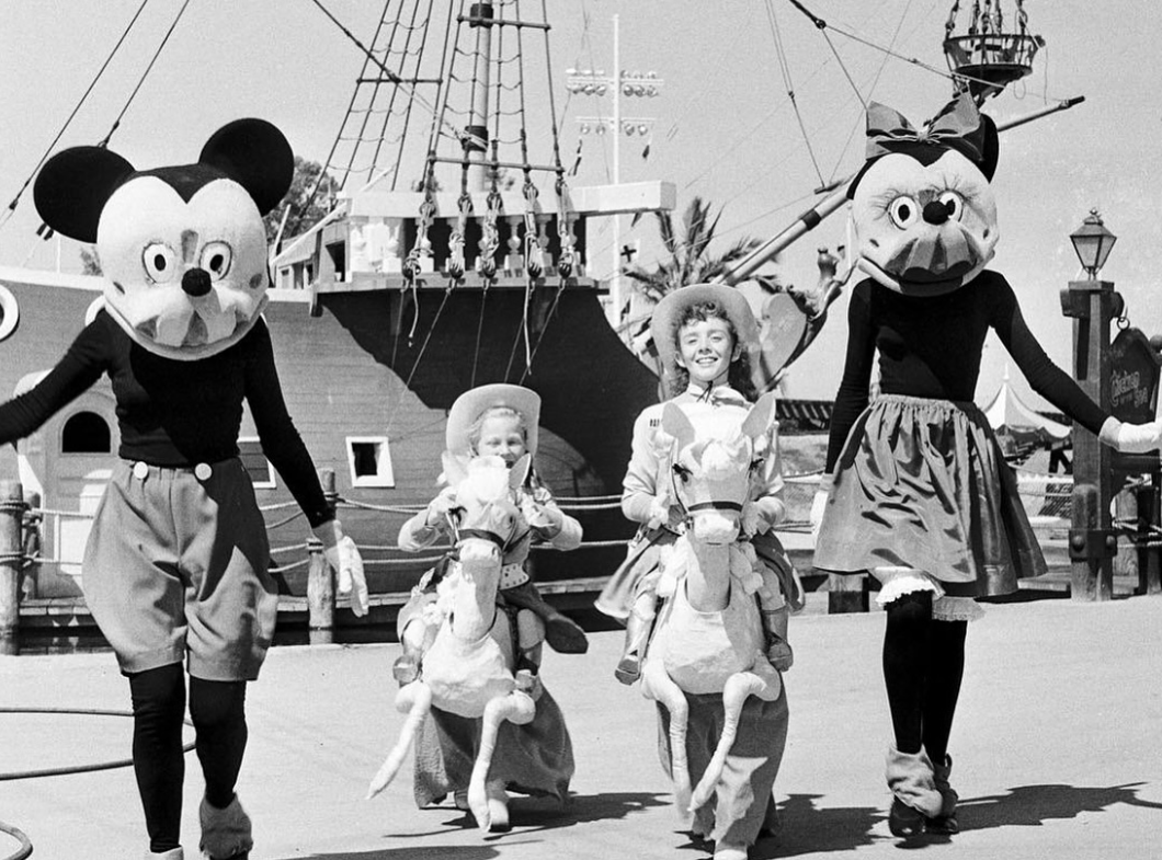 9 Eerily Dystopian Photos That Capture How Nightmarish Disneyland Used ...